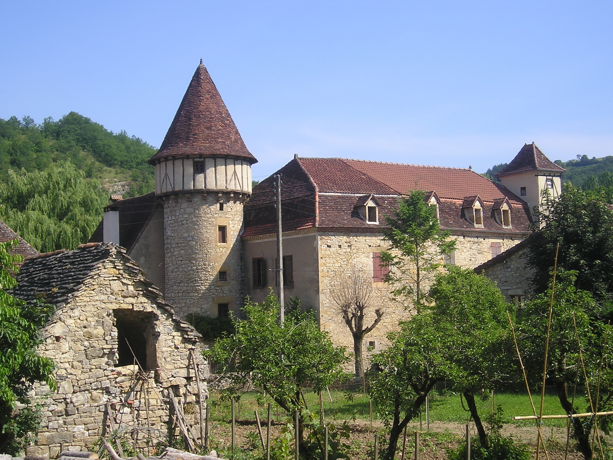 Venez visiter l'église Sainte-Geneviève de Cornac et son fort ...